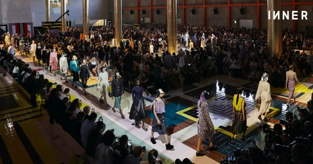 PRADA舉行2020年時尚展覽 《PRADA：FRONT AND BACK》 讓千禧一族認識百年品牌故事 -時尚- 明周文化