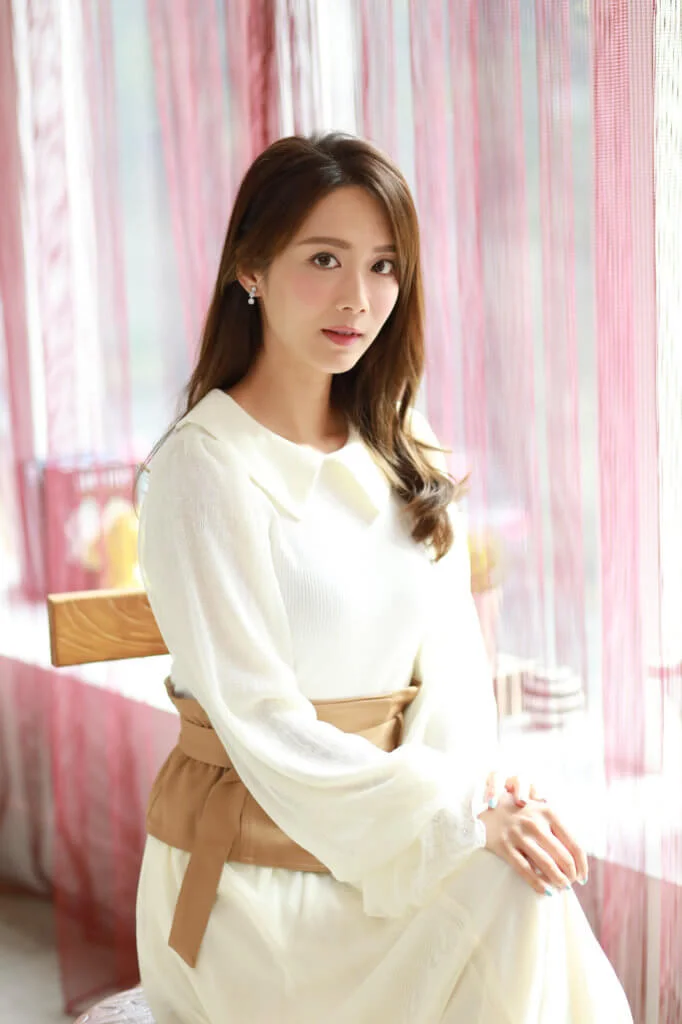 【Elly專訪】為出碟四小時試唱百首歌 Elly與張孝全拍戲只望眉心 - 本地 明周專訪 (所有書內專訪) - 明周娛樂