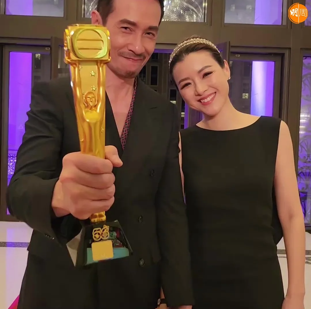 陳茵媺為老公成就感自豪 陳豪拖老婆高舉視帝獎項 - 本地 - 明周娛樂