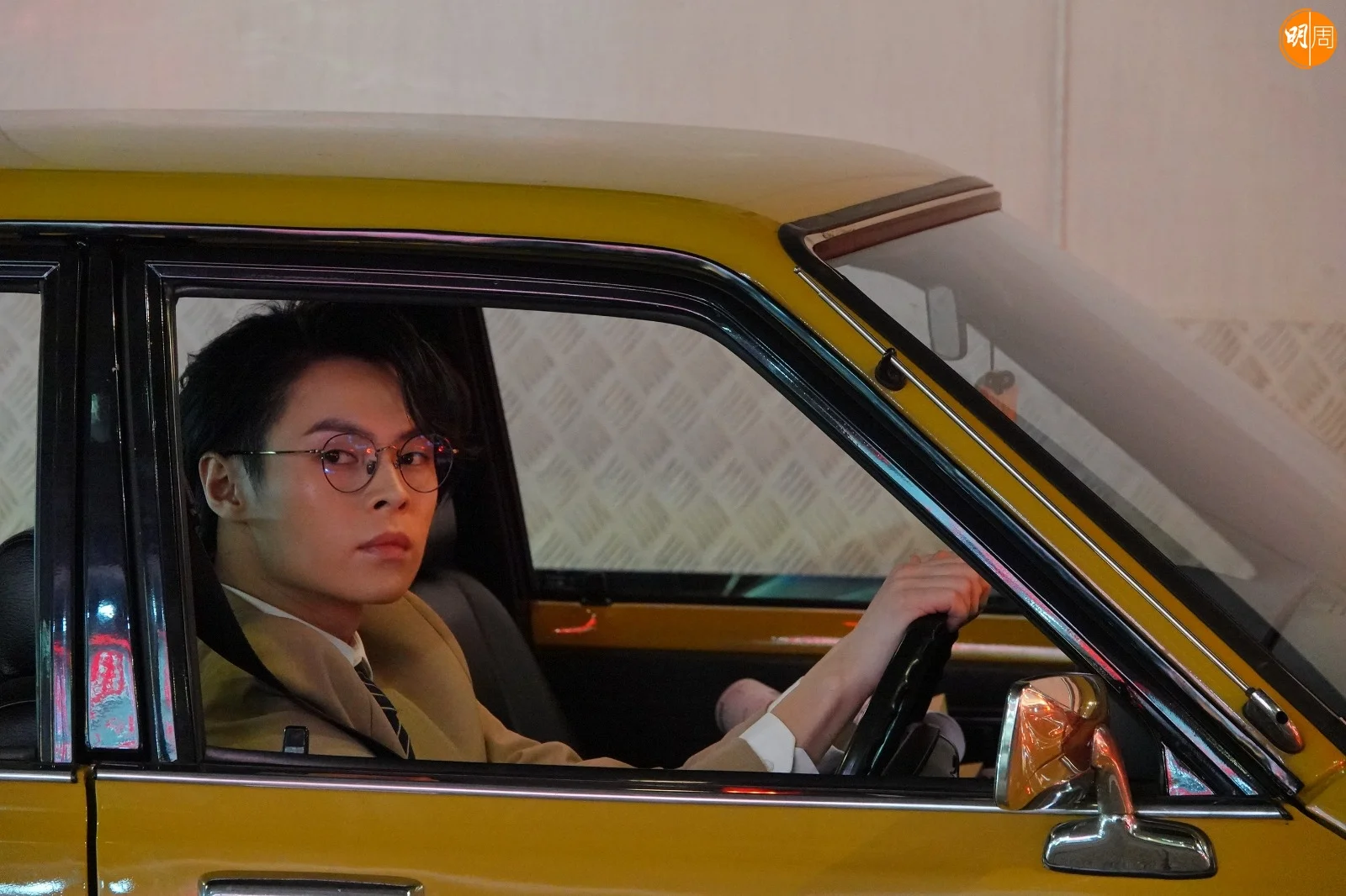 Tiger@MIRROR 揸靚車自肥 新歌MV燒車大陣仗 - 本地 - 明周娛樂