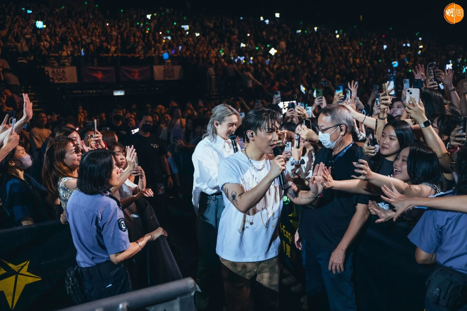 MC Jer合體限定演唱會尾場送三大驚喜 與歌迷握手後極速跑回舞台如短跑比賽 - 本地 - 明周娛樂