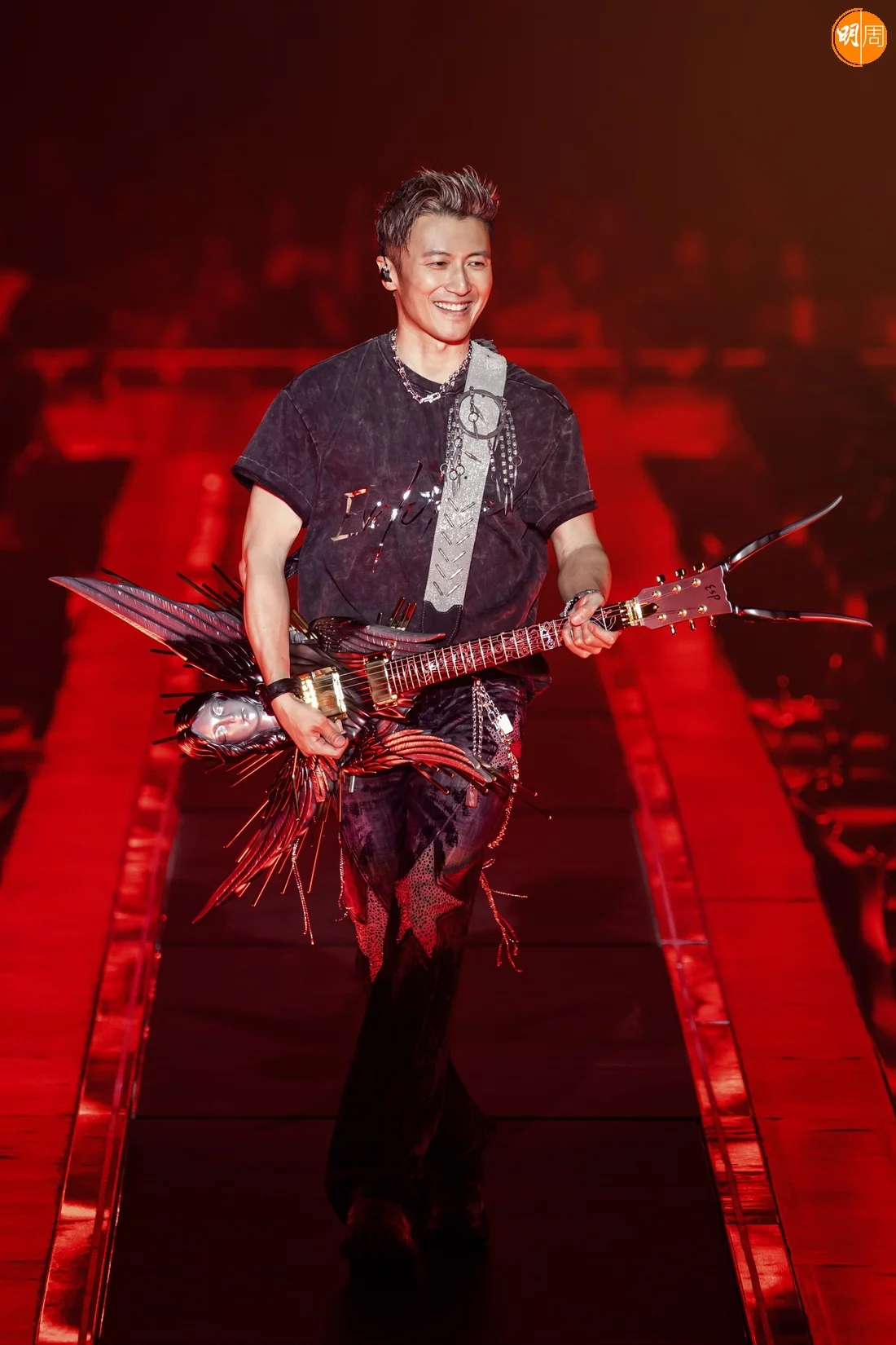 《Evolution Nic Live進化演唱會》 謝霆鋒3層樓高獻唱 拍賣咪stand助毛孩 - 本地 - 明周娛樂